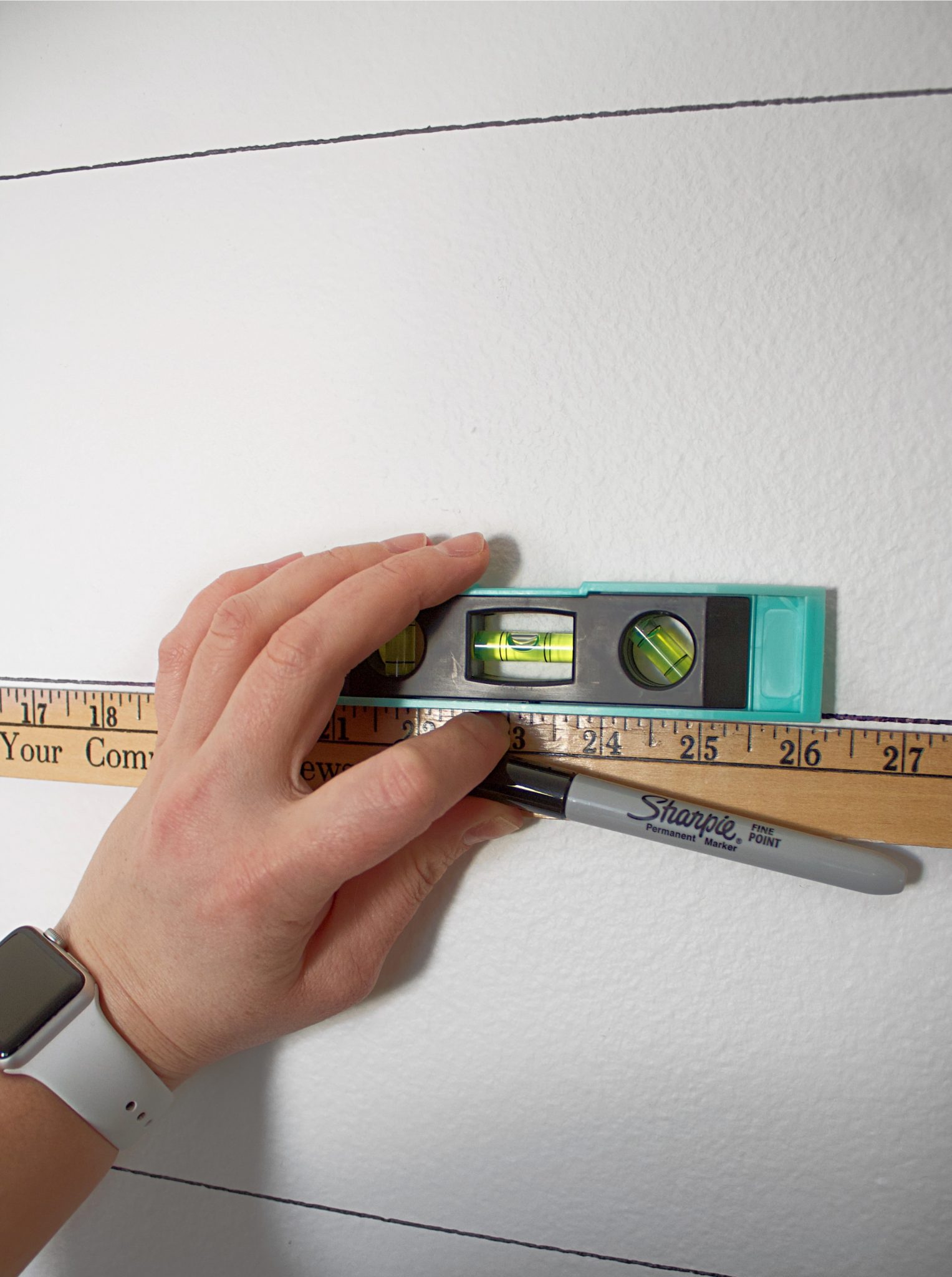 $5 Faux Shiplap | How-To Draw A Sharpie Shiplap Wall That Will Wow