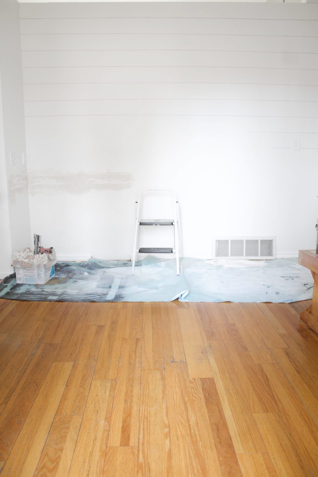 $5 Faux Shiplap | How-To Draw A Sharpie Shiplap Wall That Will Wow