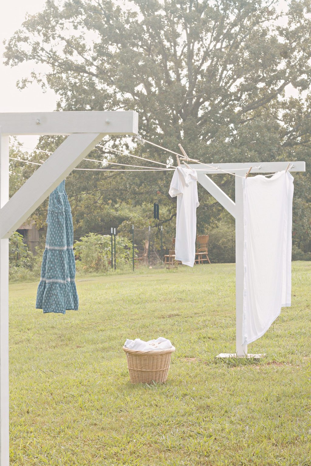 DIY Outdoor Clothesline Simple Farmhouse Style