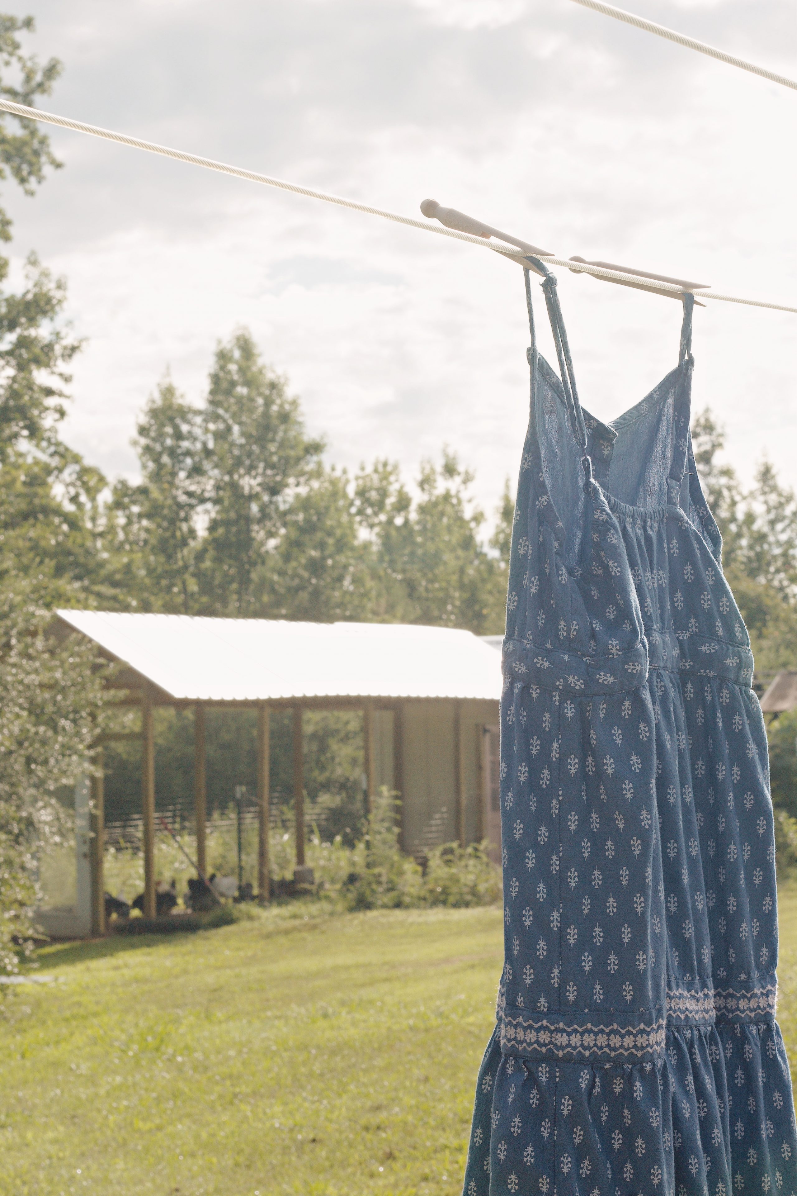 DIY Outdoor Clothesline Simple Farmhouse Style
